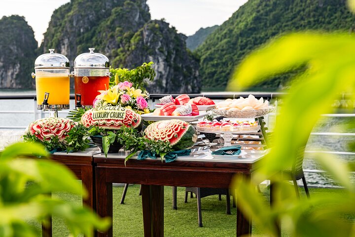Halong bay Luxury Cruise Day Trip: Buffet lunch & Limousine bus