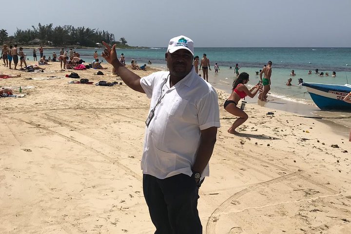 Ocho Rios City Bus Tour (Beach, Sightseeing & Shopping)