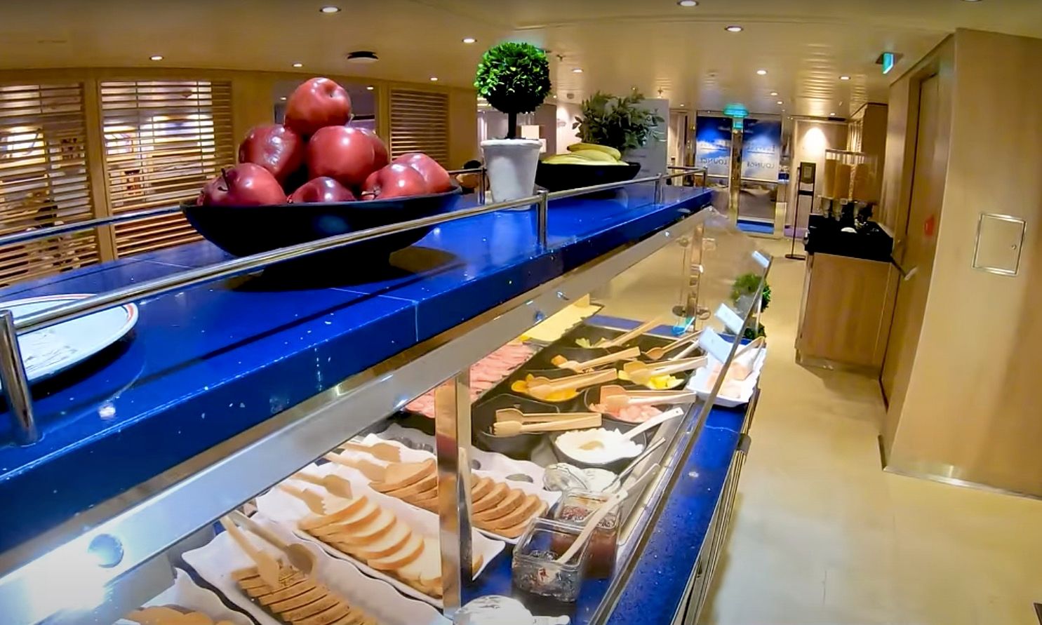 Family Harbor Lounge - Carnival Horizon Carnival Cruise Line | Gangwaze